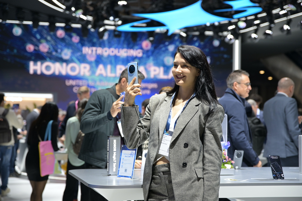 Celebrating 30 years of the GLOMOs: The history and future of mobile phones - Archives of IT